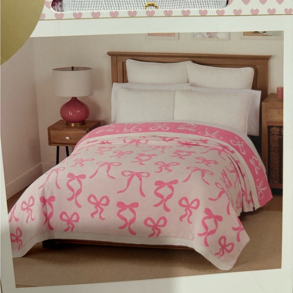 cupcakes & cashmere | Bedding | Cupcakes And Cashmere Pink Bow Blanket ...
